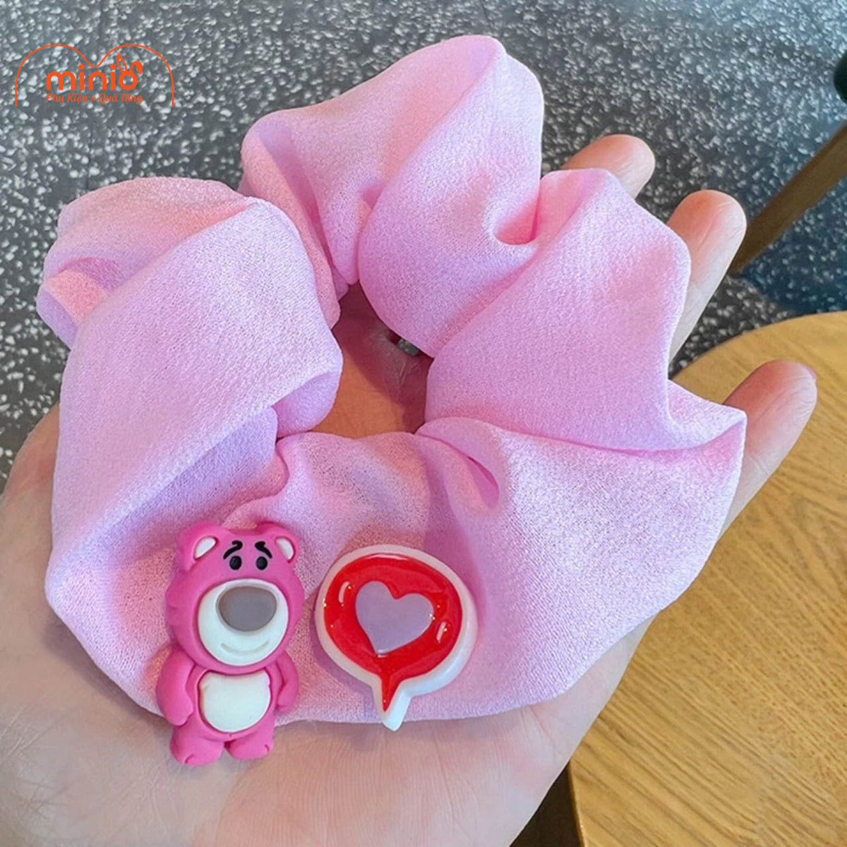 Scrunchies gắn charm – Minio